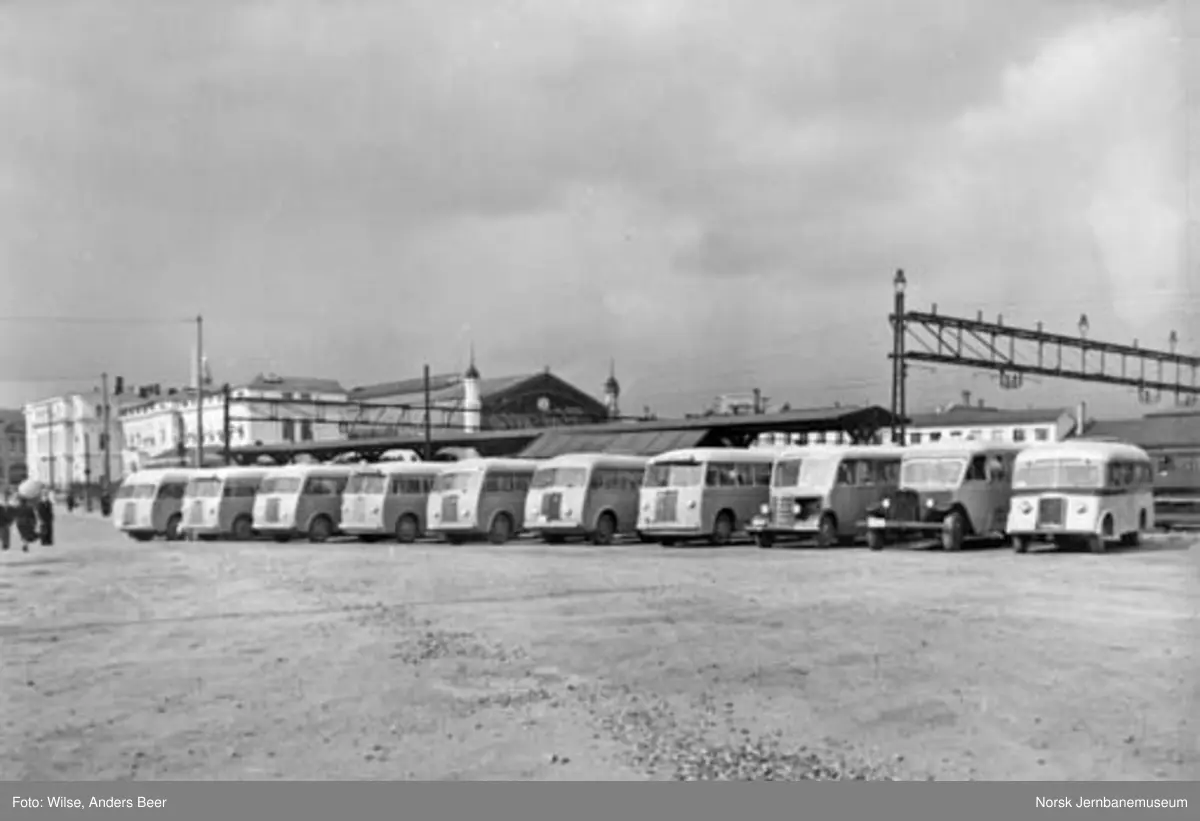 Busser på NSBs busstasjon på sjøsiden av Oslo Ø - Norsk Jernbanemuseum ...