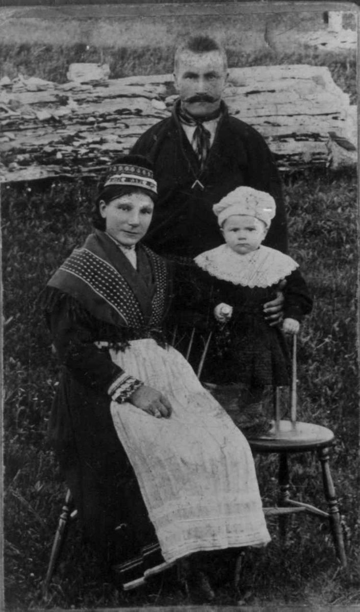 Portrett av John og Inga Olsen med et barn. - Norsk Folkemuseum ...