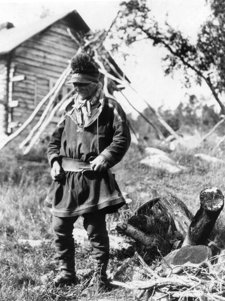 Johan Olofsson Turi, samisk forfatter og tegner, står utenfor huset ...