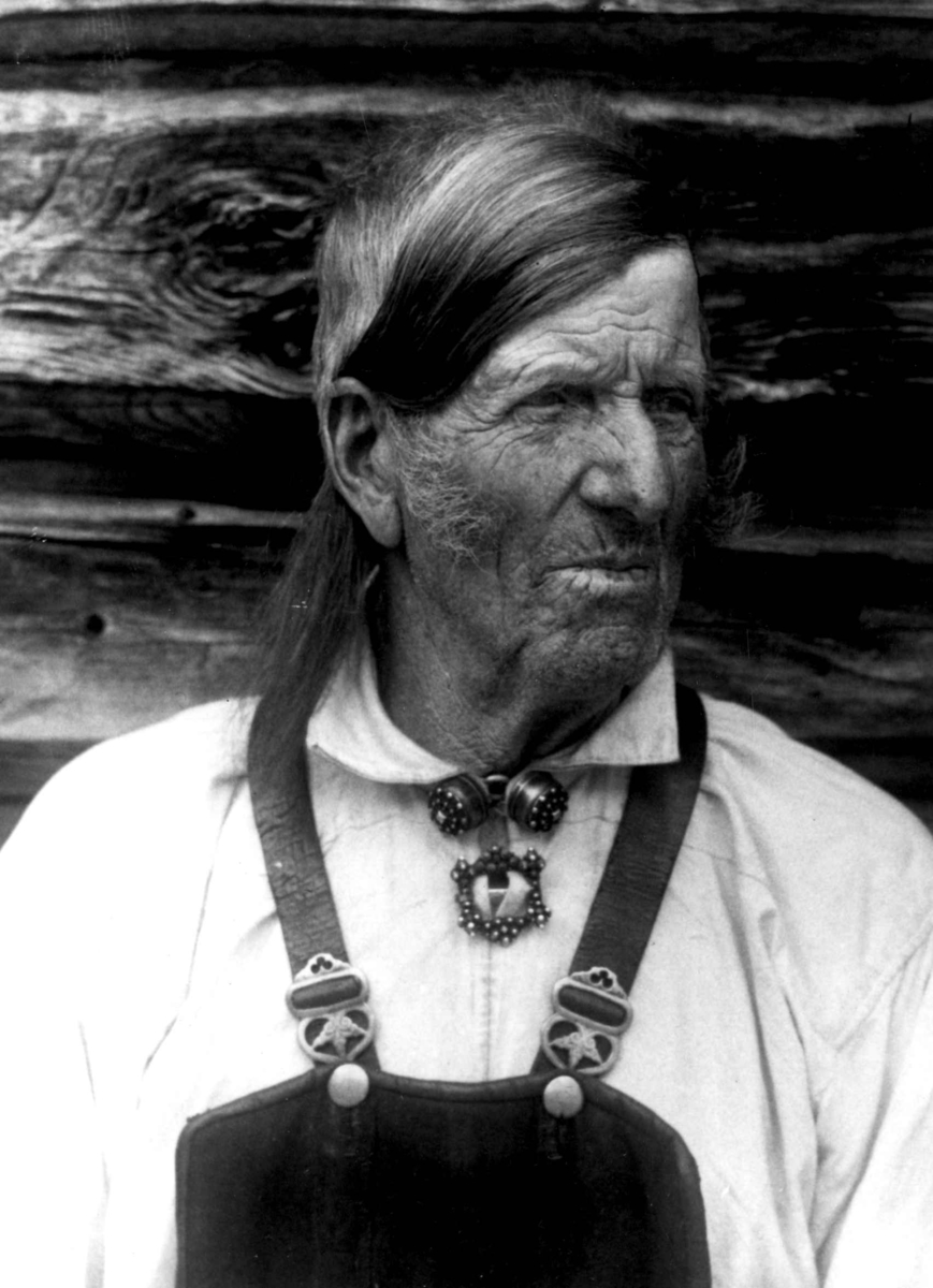 Mannsdrakt, portrett, Valle, Setesdal, Aust-Agder, antatt 1924. Mannen ...