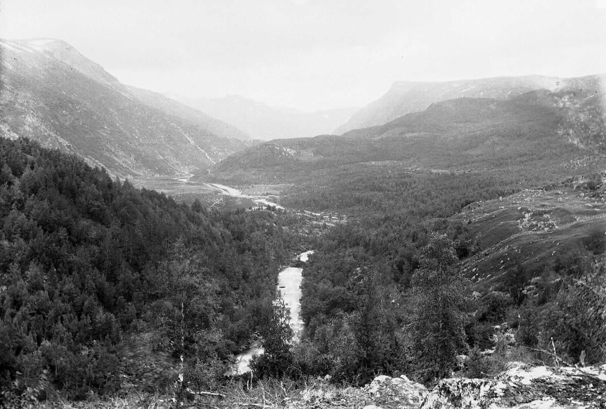 Fjell og dal landskap med elv fra ukjent sted i Norge. - Norsk ...