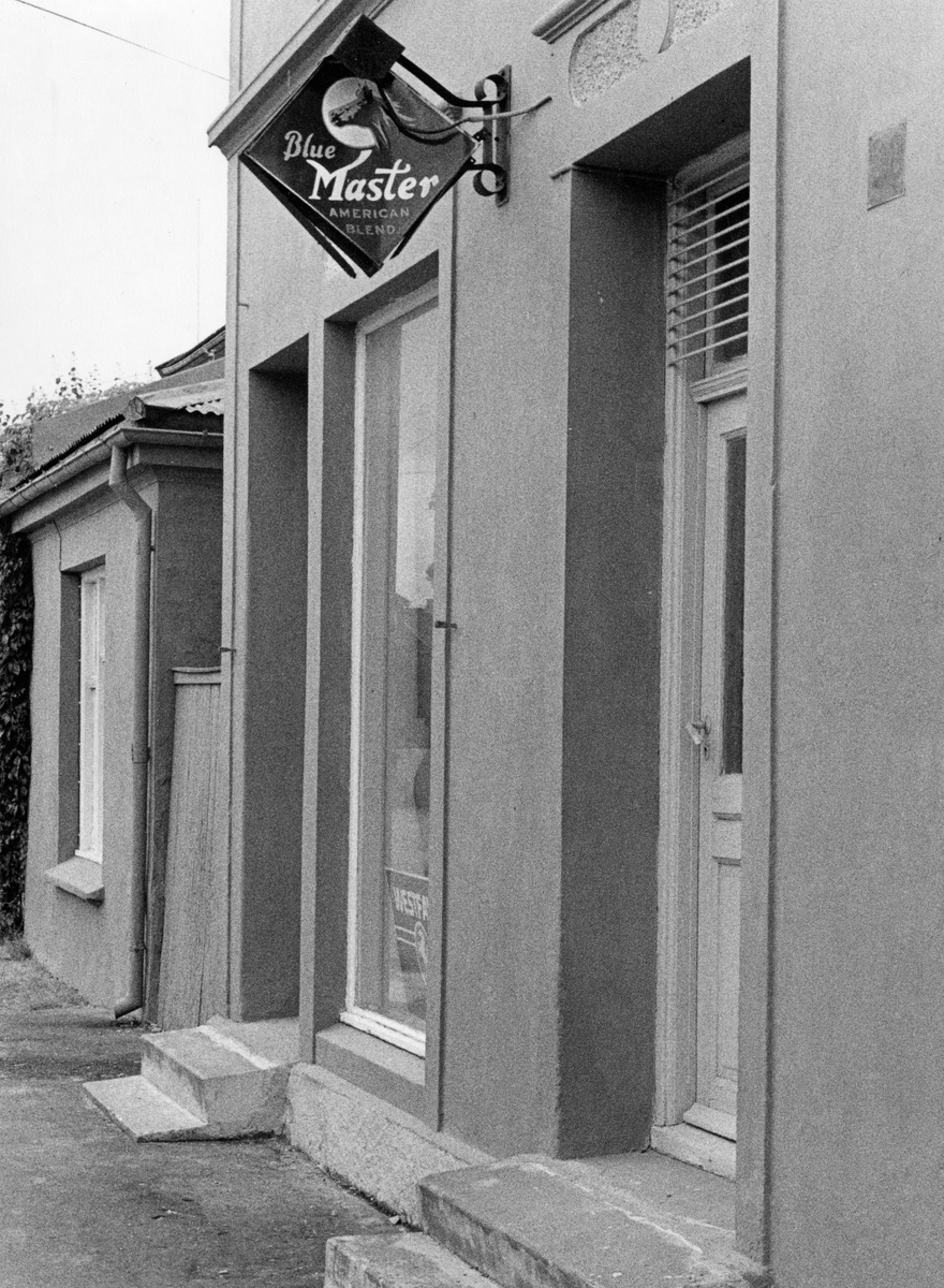 Gatebilde. Skilt med reklame for Blue Master sigaretter. - Norsk ...