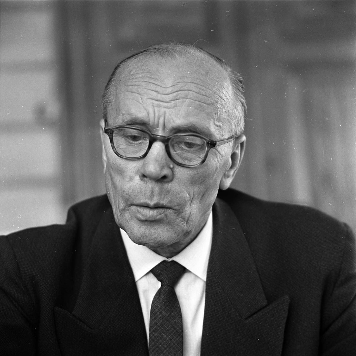 Sammenslåing av Aurskog og nabokommune. Aurskog, januar 1964. Mann med ... Sammenslåing av Aurskog og nabokommune. Aurskog, januar 1964. Mann med ...