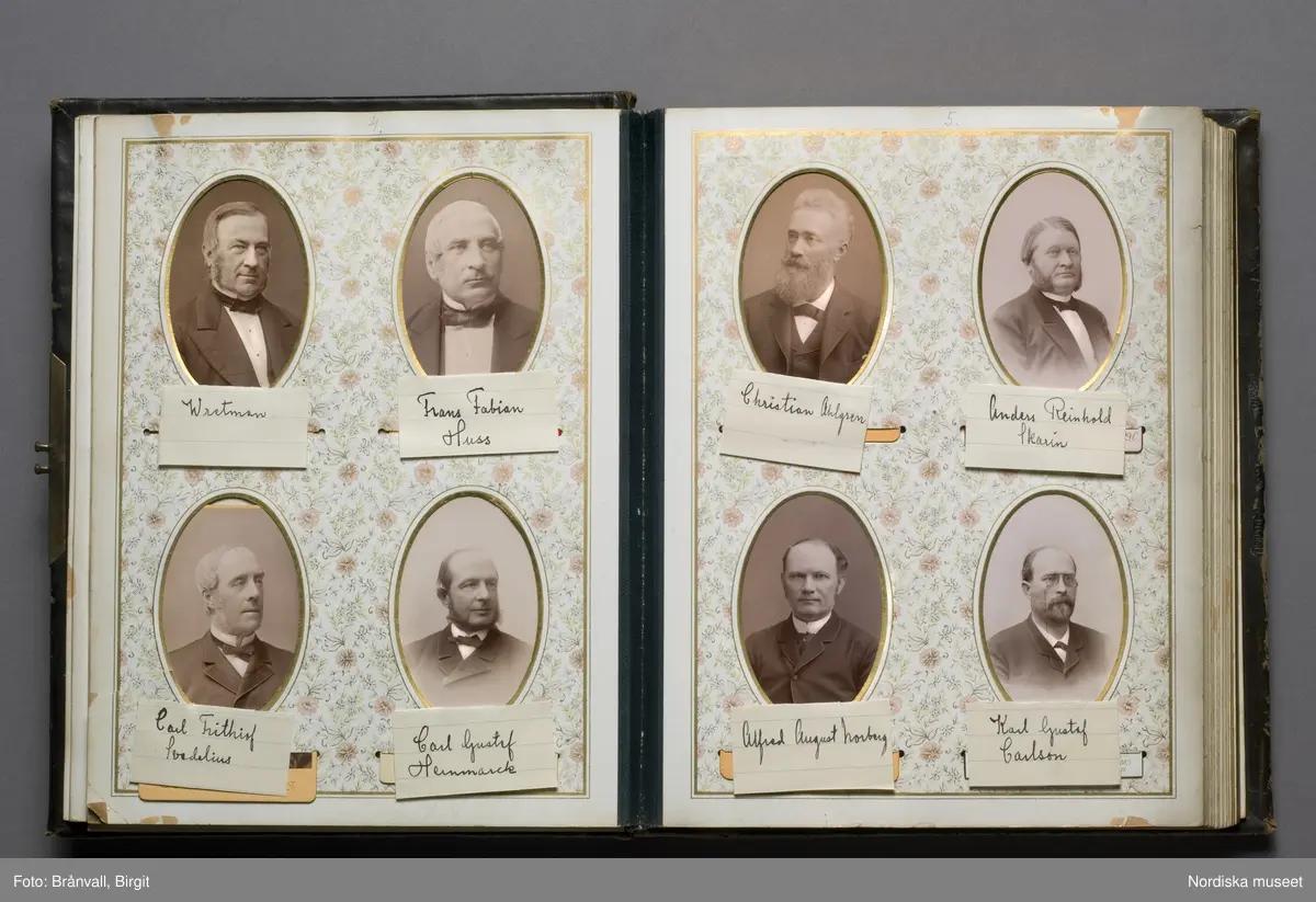 Fotografialbum, uppslag. Porträttfotografier av Wretman, Frans Fabian ...