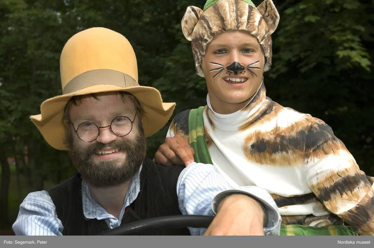 Pettsongården, gubben Pettson, katten Findus och besökare i miljöerna ...
