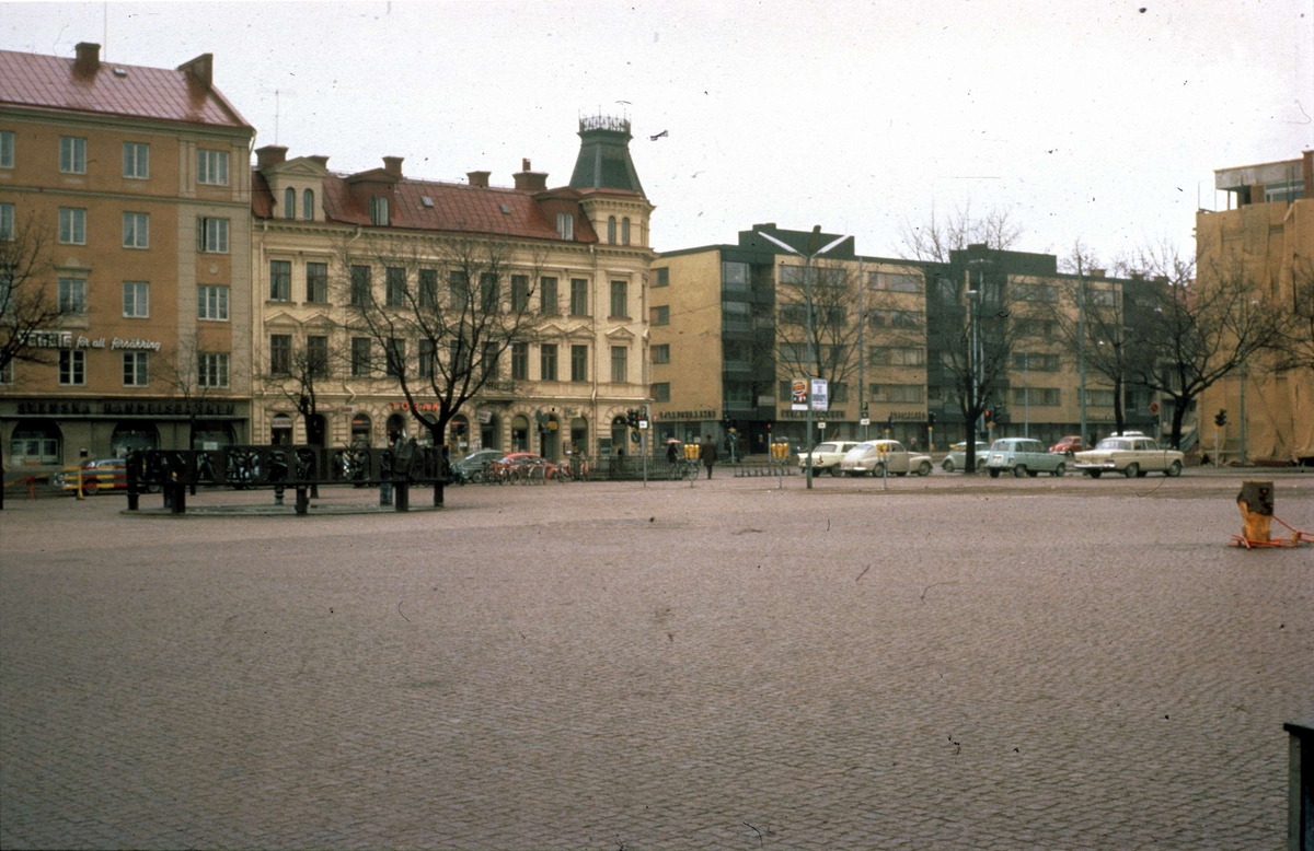 Vaksala torg, Fålhagen, Uppsala 1970. I fonden bebyggelse i kvarteren ...
