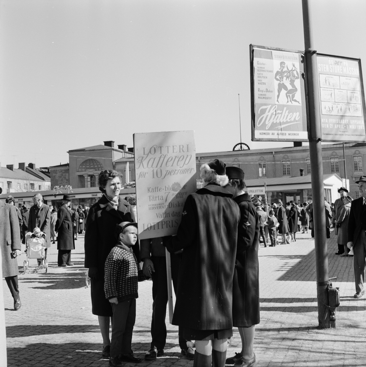 Påskmässa, Vaksala torg, Uppsala april 1962 - Upplandsmuseet ...