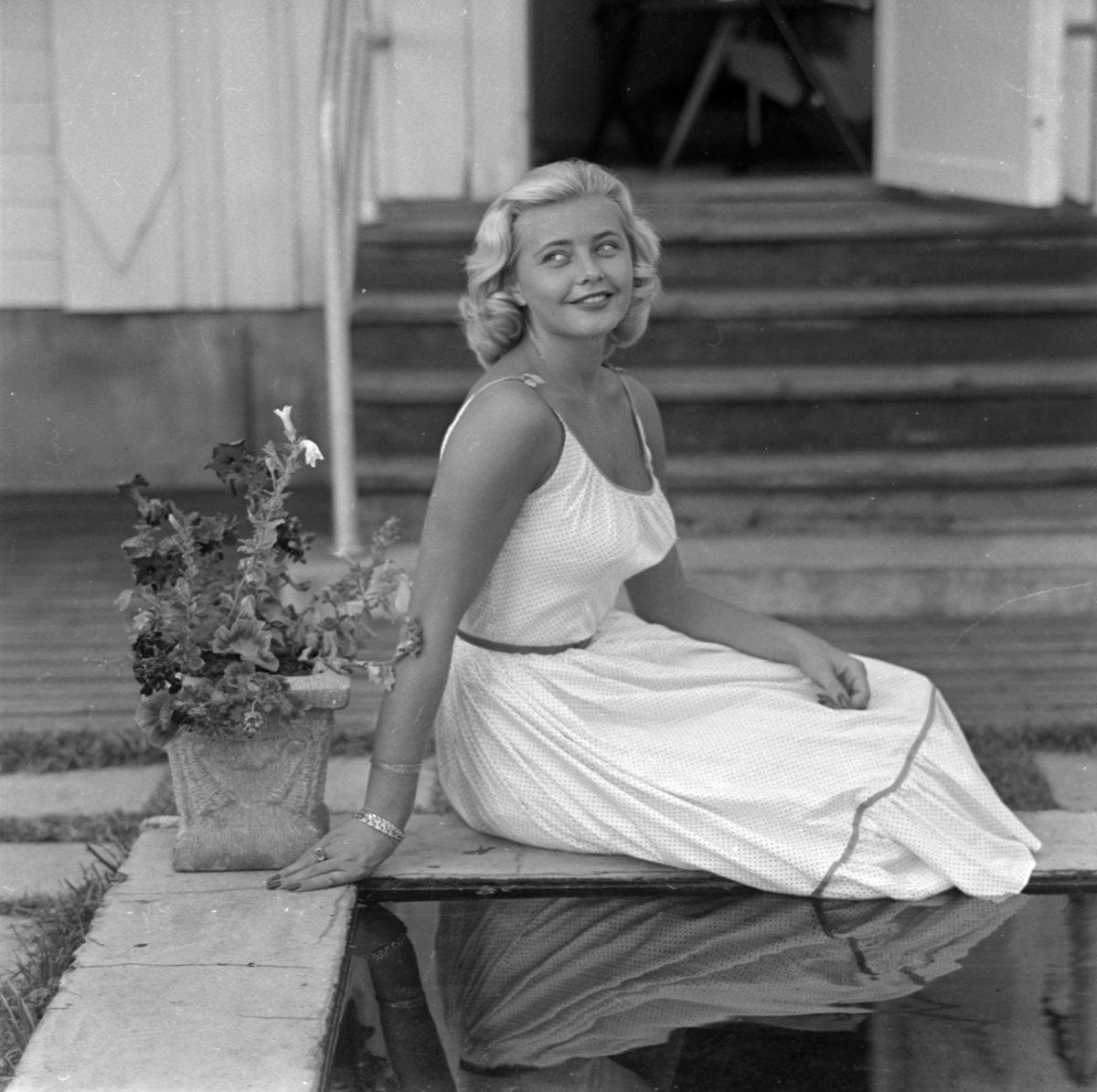 Hillevi Rombin - Miss Universum - på en brygga, Uppsala sommaren 1957 ...
