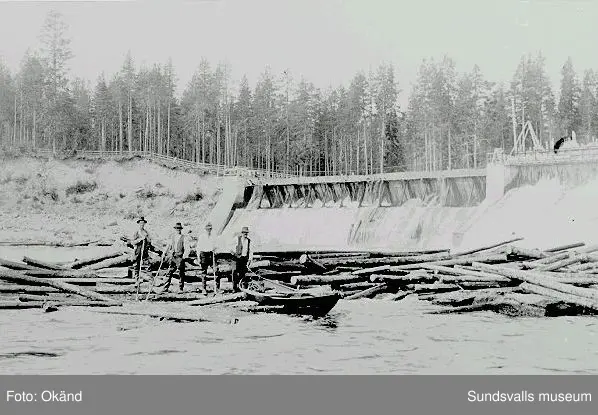 Flottning av timmer nedanför dammbyggnad. Okänt var. - Sundsvalls ...