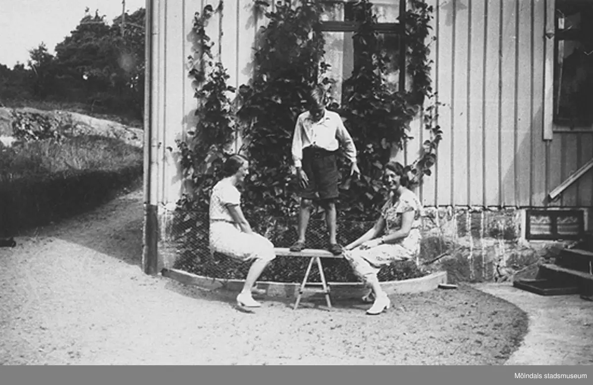 Sommar i Lindome i början av 1940-talet. Göte Hasselberg balanserar ...