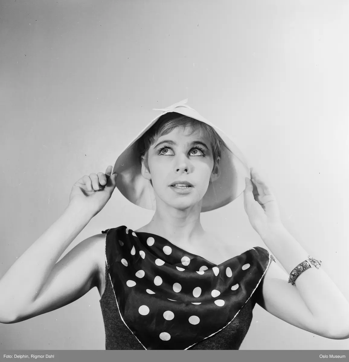 Henny Moan i hvit, spiss hatt. - Oslo Museum / DigitaltMuseum