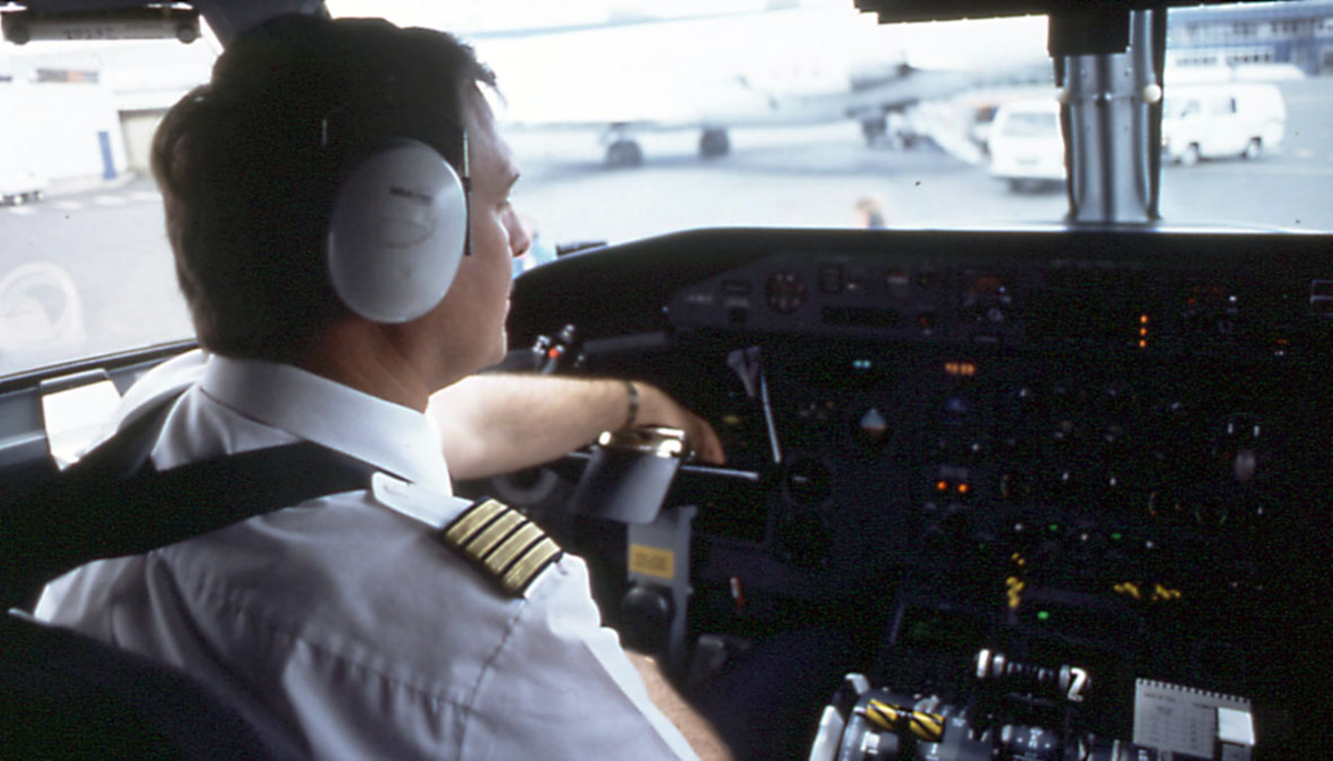 Portrett, en person, flyger - pilot, ombord i cockpiten på WF 155 ...