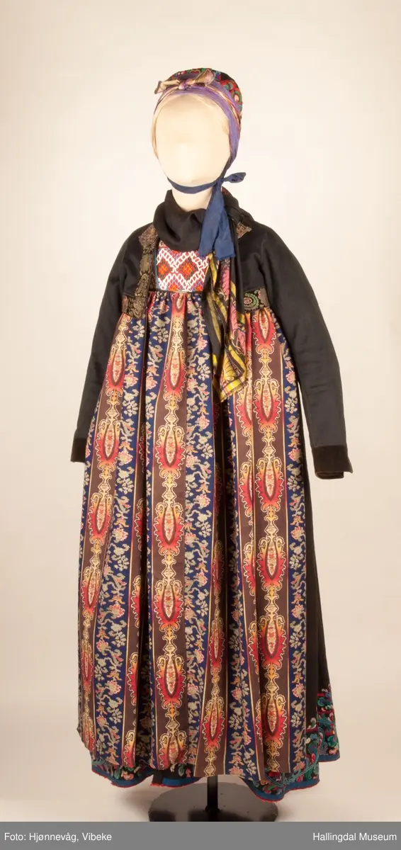 Bunad - Hallingdal Museum / DigitaltMuseum