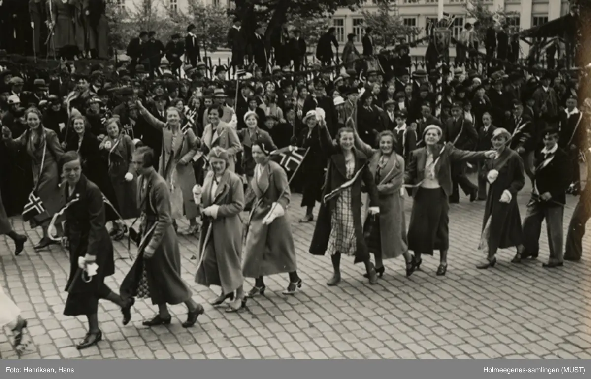 En menneskemengde med norske flagg. 17. mai-feiring på torget i ...