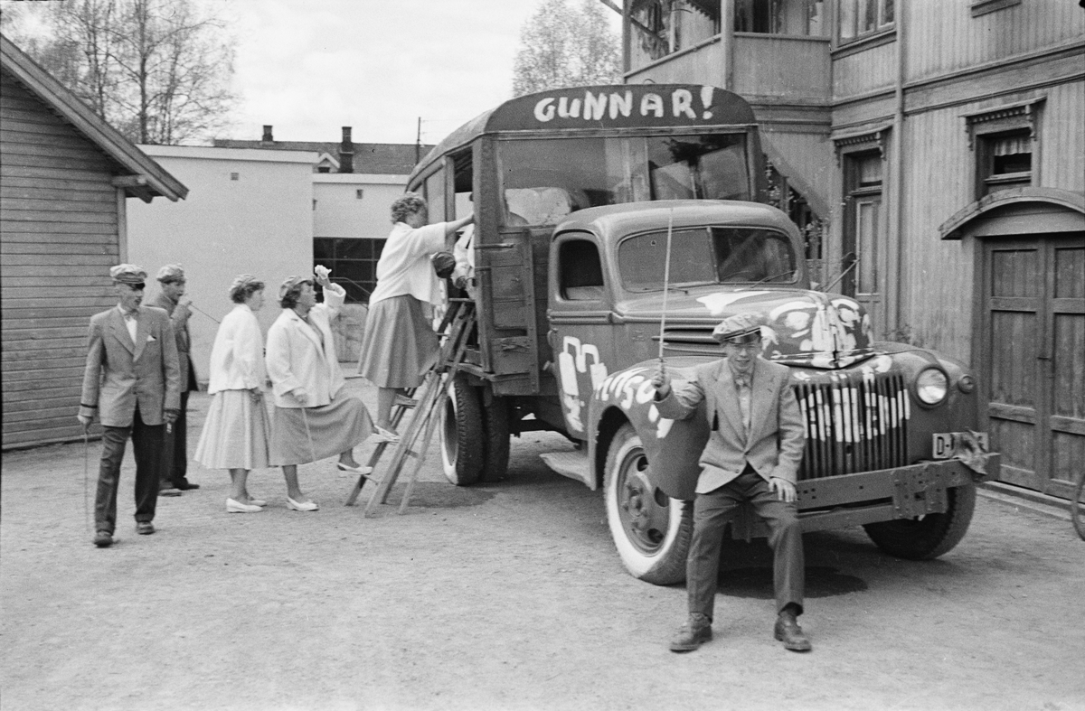 17. mai. Elverum. 1954. Russ, russebil. - Anno Glomdalsmuseet ...