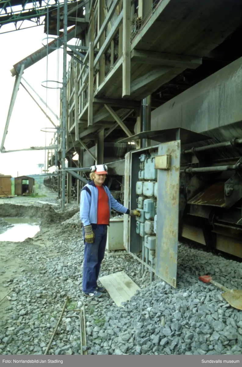 Lastplats för makadam i Töva. System för omlastning från lastbil till ...