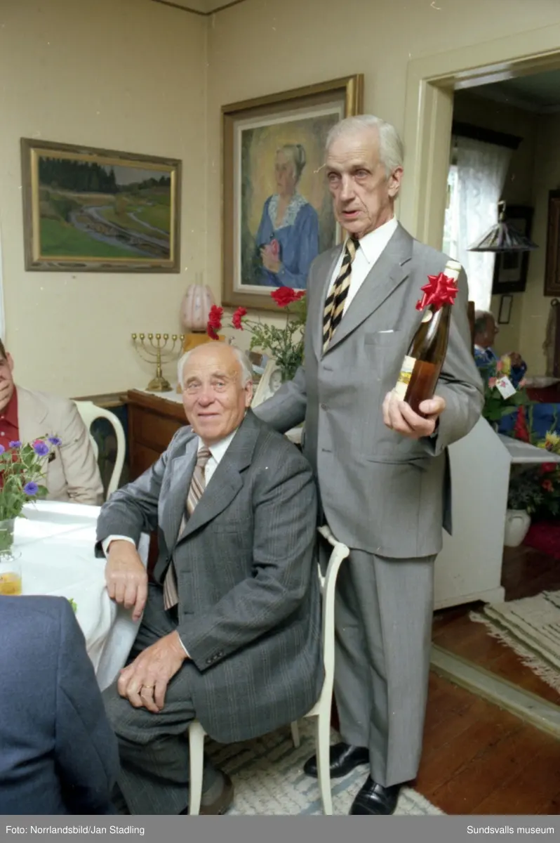 Hedersdoktor Nils August Flodén, 90 år, Lucksta. En stor grupp bilder ...