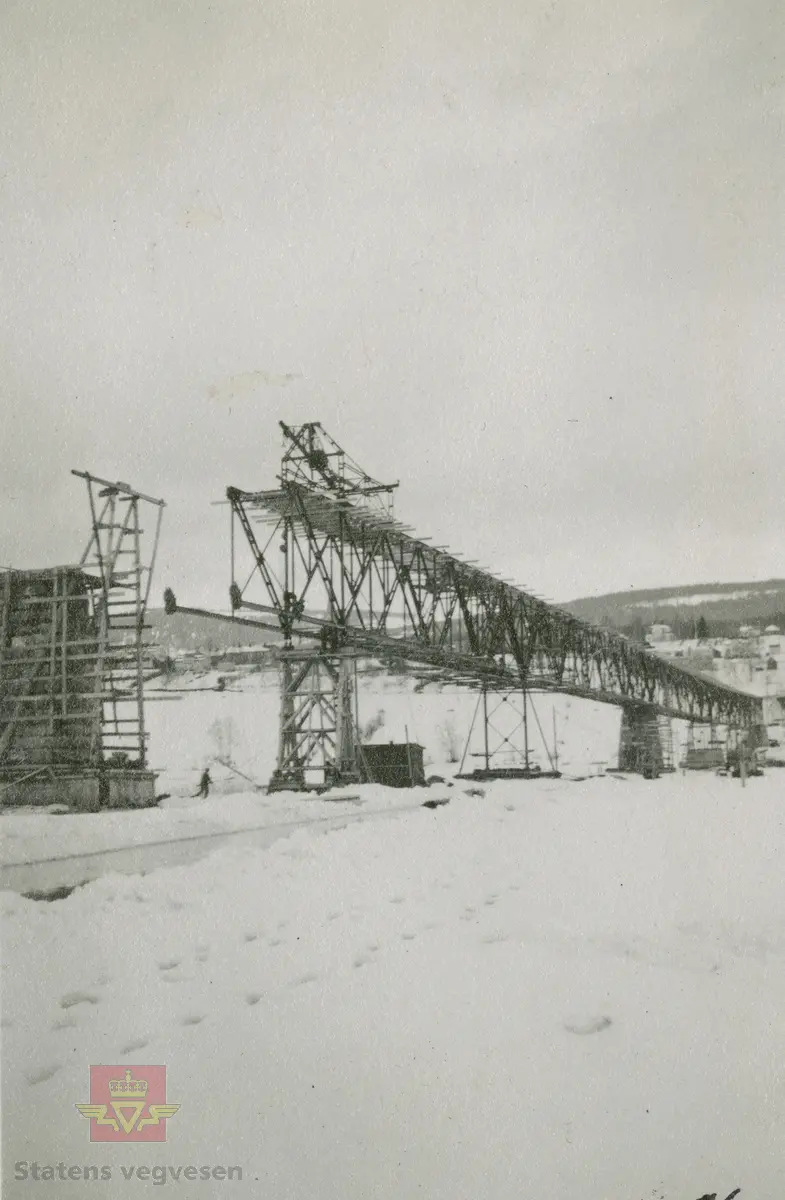 Vingnesbrua på Lillehammer under oppbygging i perioden 1930-1934 ...