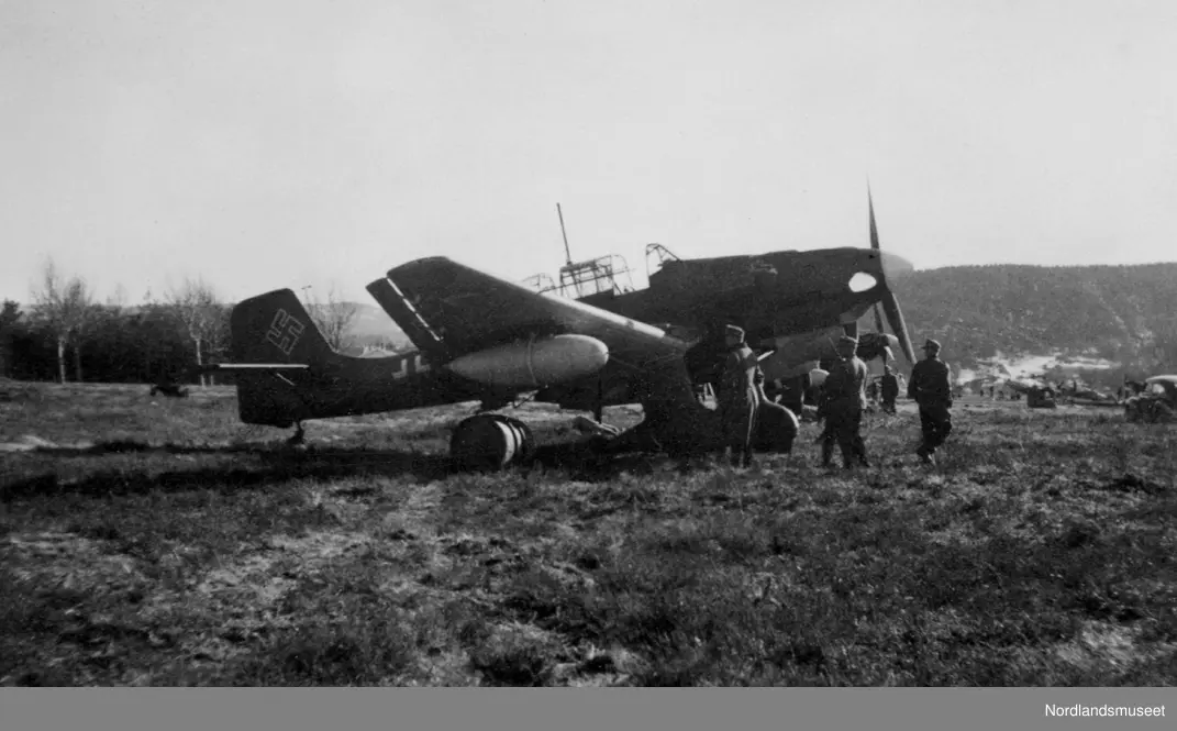 Tysk fly med hakekors bak på flyplass. Junkers JU87 "Stuka" på Hell ...