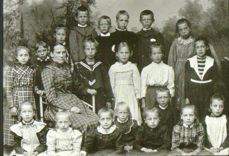 Rantens småskola, skolklass med lärarinna fröken Maria Josefsson. 1898 ...