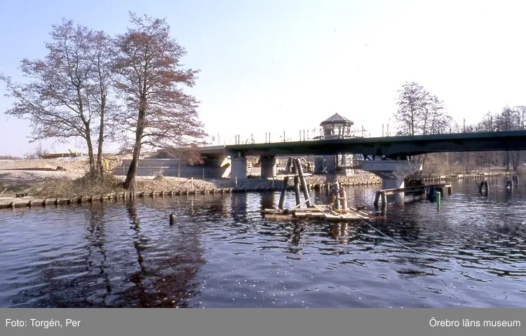 Bygge av buss- och cykelbro över Svartå strax nedanför slussen ...