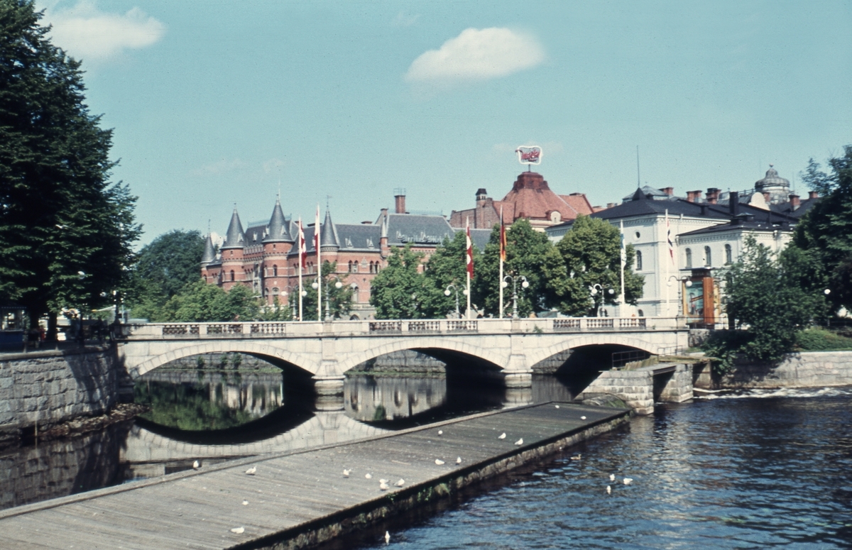 Storbron i Örebro med Nerikes allehanda borgen i bakgrunden. - Örebro ...