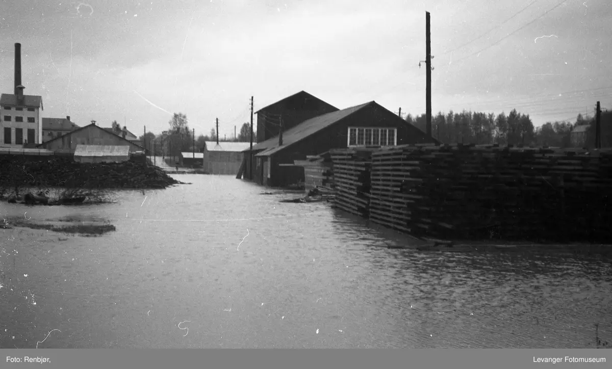 Levangerelva flommer over sine bredder og inn i byen. Sagbruk ved ...