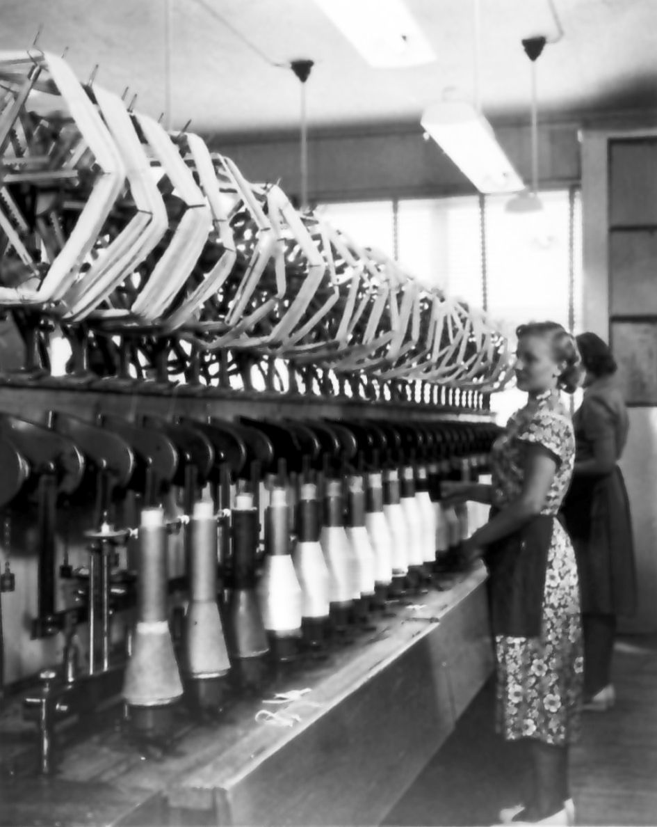 "Garnet spolas" (Ottossons textilfabrik). Från utställningen "Falköping ...