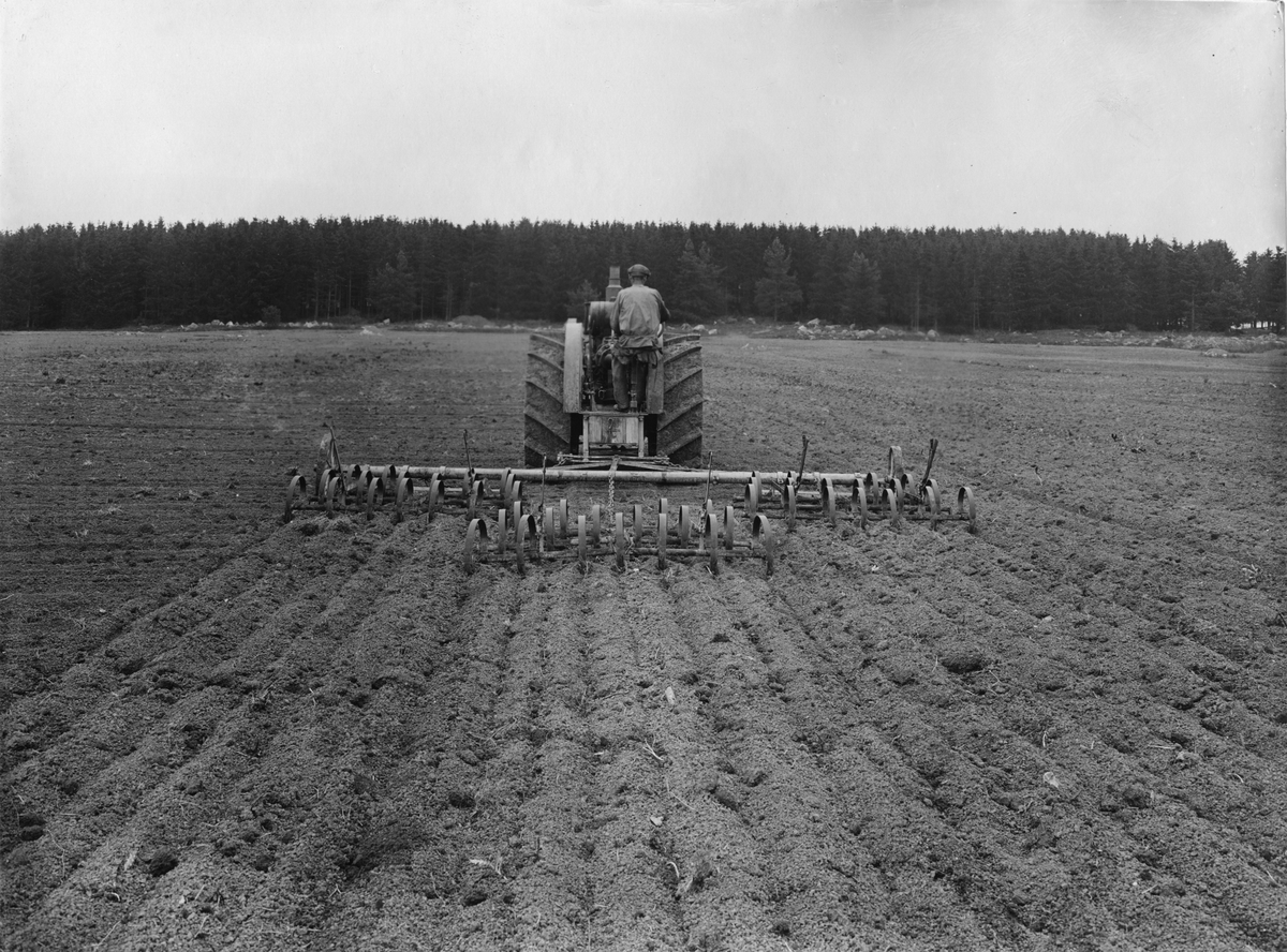 Traktor med harv. Tillverkad vid Munktells verkstad i Eskilstuna ...