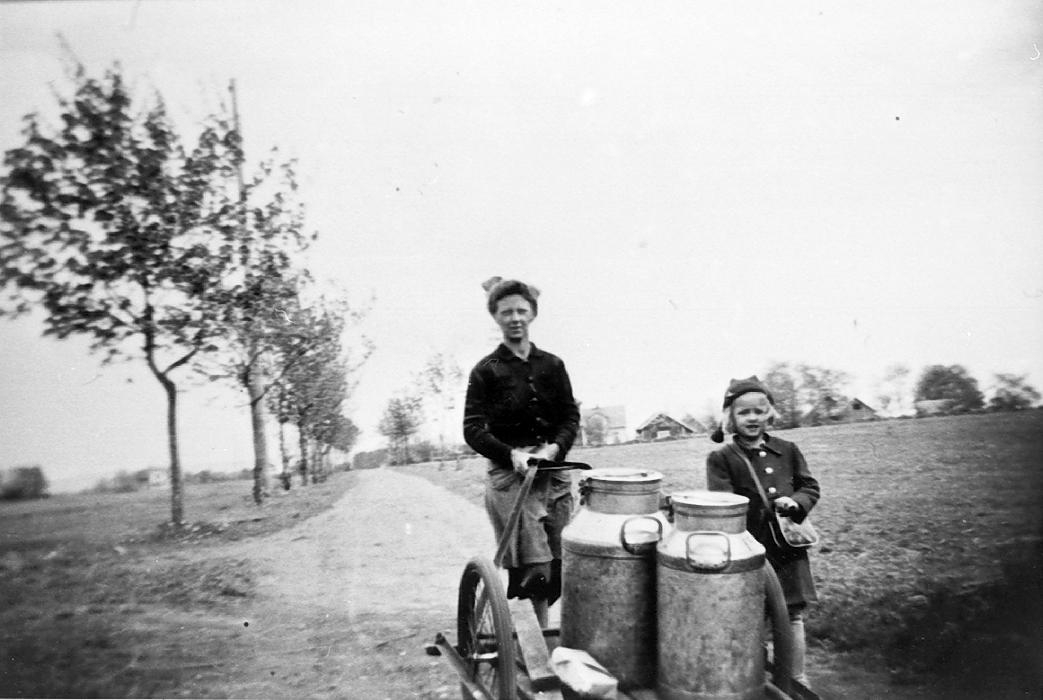 Inga Carlsson kör ut flaskorna till mjölkbilen, systerdottern Irene ...