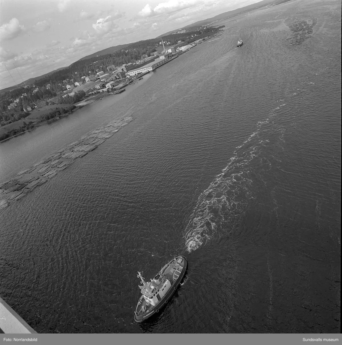 Bogsering av timmer vid Alnöbron. - Sundsvalls museum / DigitaltMuseum