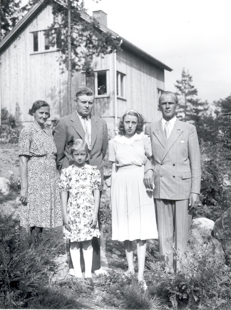 Familjen Ivar Johansson ifrån Stensborg i Mörtfors. 1. Axel Ivar ...