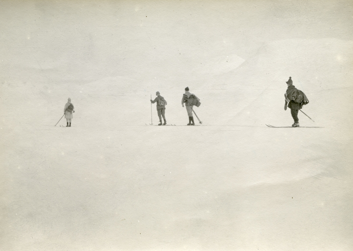 Albert Petersson i Samisk drakt på skitur med vener. - Kraftmuseet ...