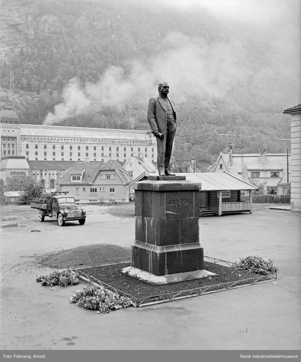 Sam Eyde-statuen,- Rjukan Torv. - Norsk Industriarbeidermuseum ...