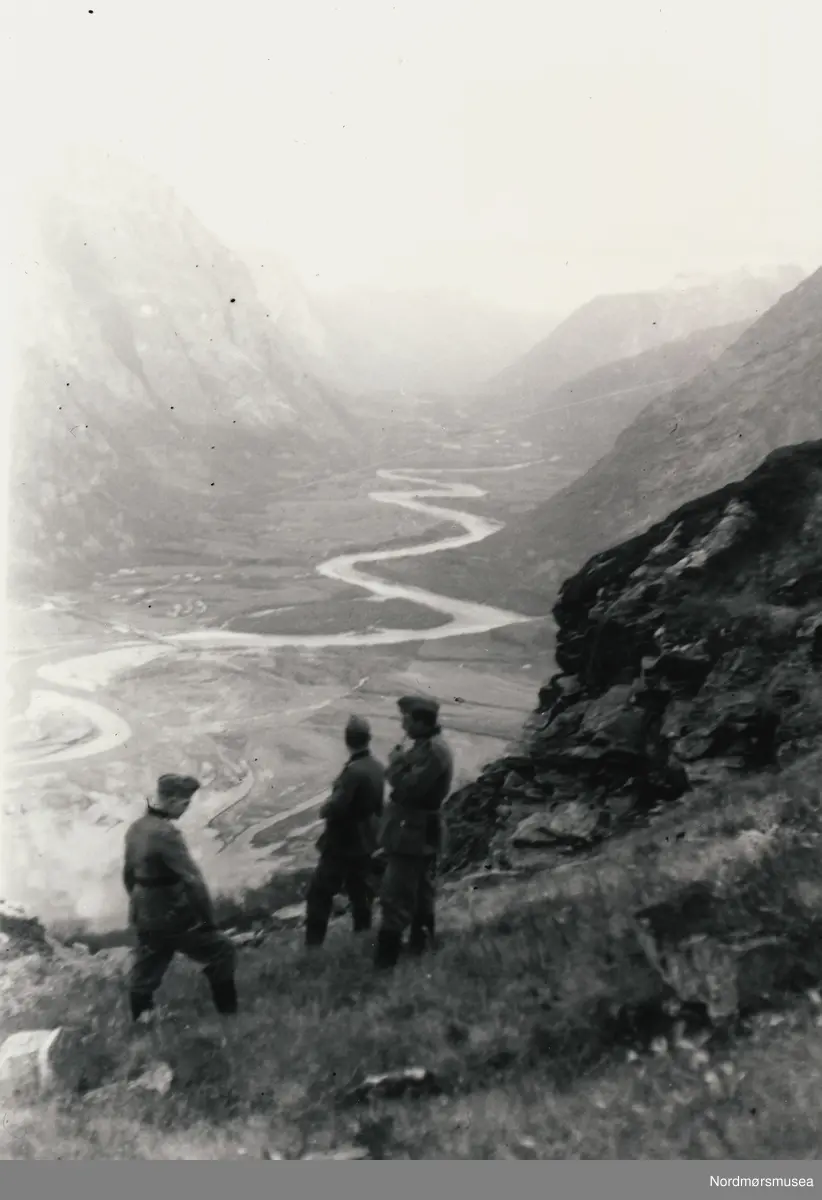 3 soldater oppi fjellsida med utsikt mot Sunndalsøra og dalen oppover ...