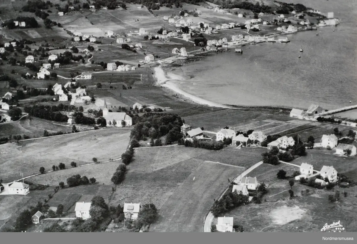 Postkort og flyfoto 6-t-7 ";Hareid"; som viser bygda i Hareid kommune ...