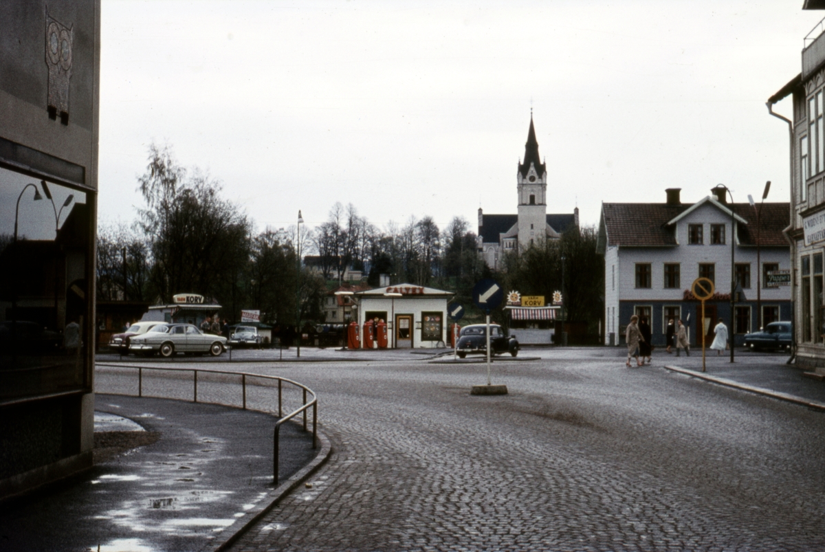 Sunne, kyrkan och torget 58-05-25. - Värmlands Museum / DigitaltMuseum