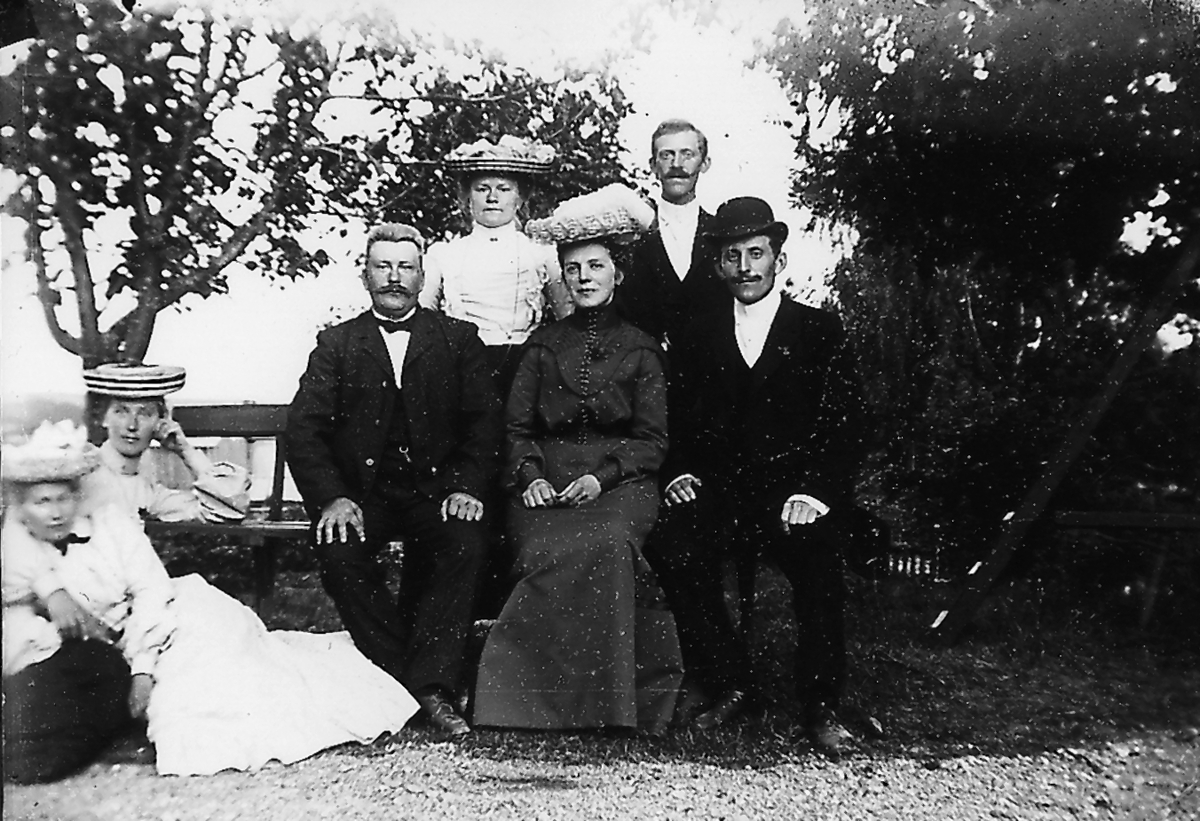 Växbo: gruppbild, andra från vänster Stina Edlund, David Edlund till ...