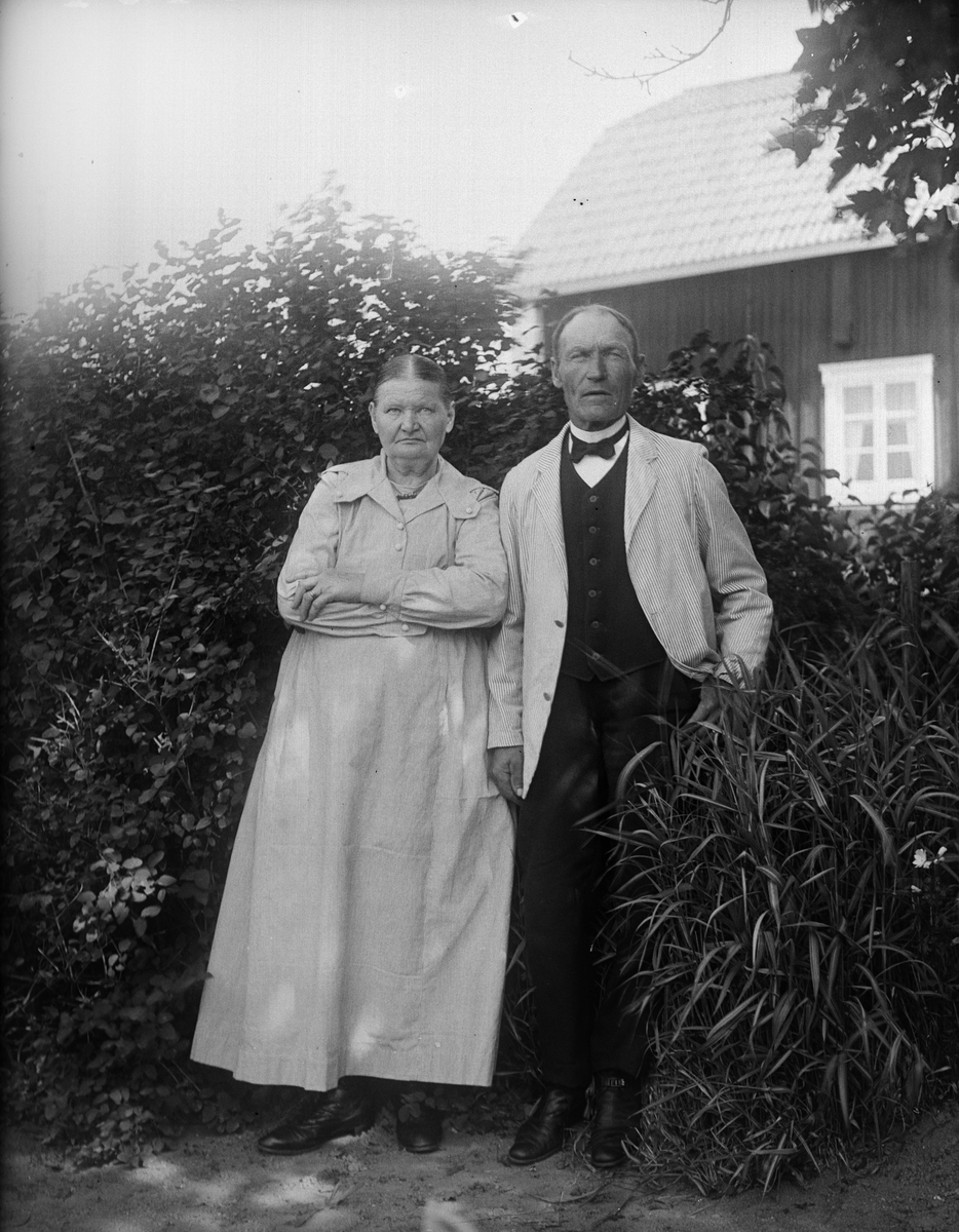 "Karolina och August Alinder i trädgården" i Sävasta, Altuna socken ...