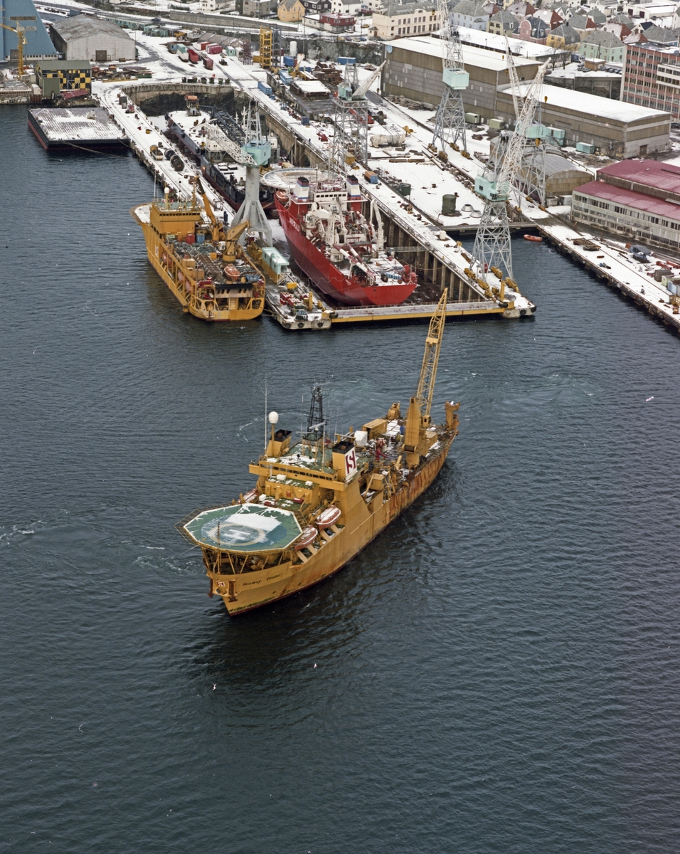 Flyfoto H.M.V. Oversiktsfoto. Skip og platformer ved kai. Bla. Seaway ...