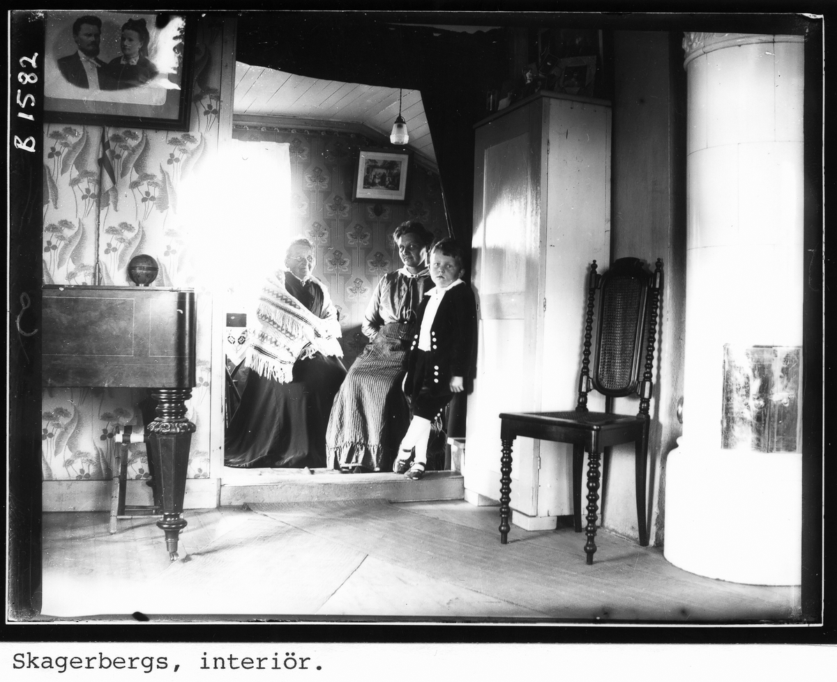 Skagerbergs, interiör. Alma Skagerberg (dotter) och Erland Skagerberg ...