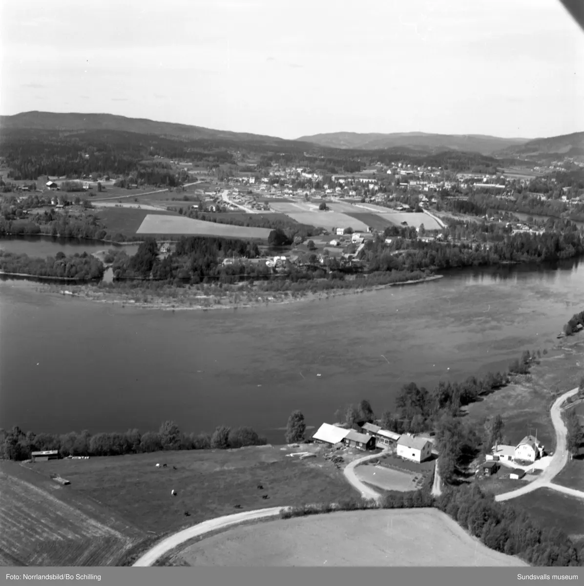 Flygfoton över Matfors med omnejd. Bilderna är tagna vid Ljungan mellan ...