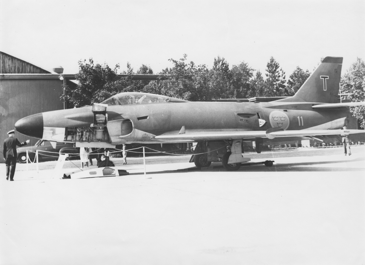 Förevisning av ett flygplan S 32 Lansen från F 11. - Flygvapenmuseum ...