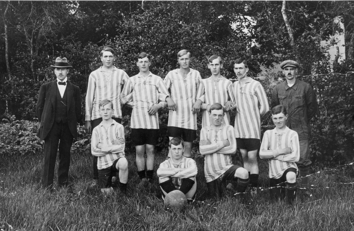 Hedesunda IF:s fotbollslag 1920: Stående från vänster: Albert Skog ...