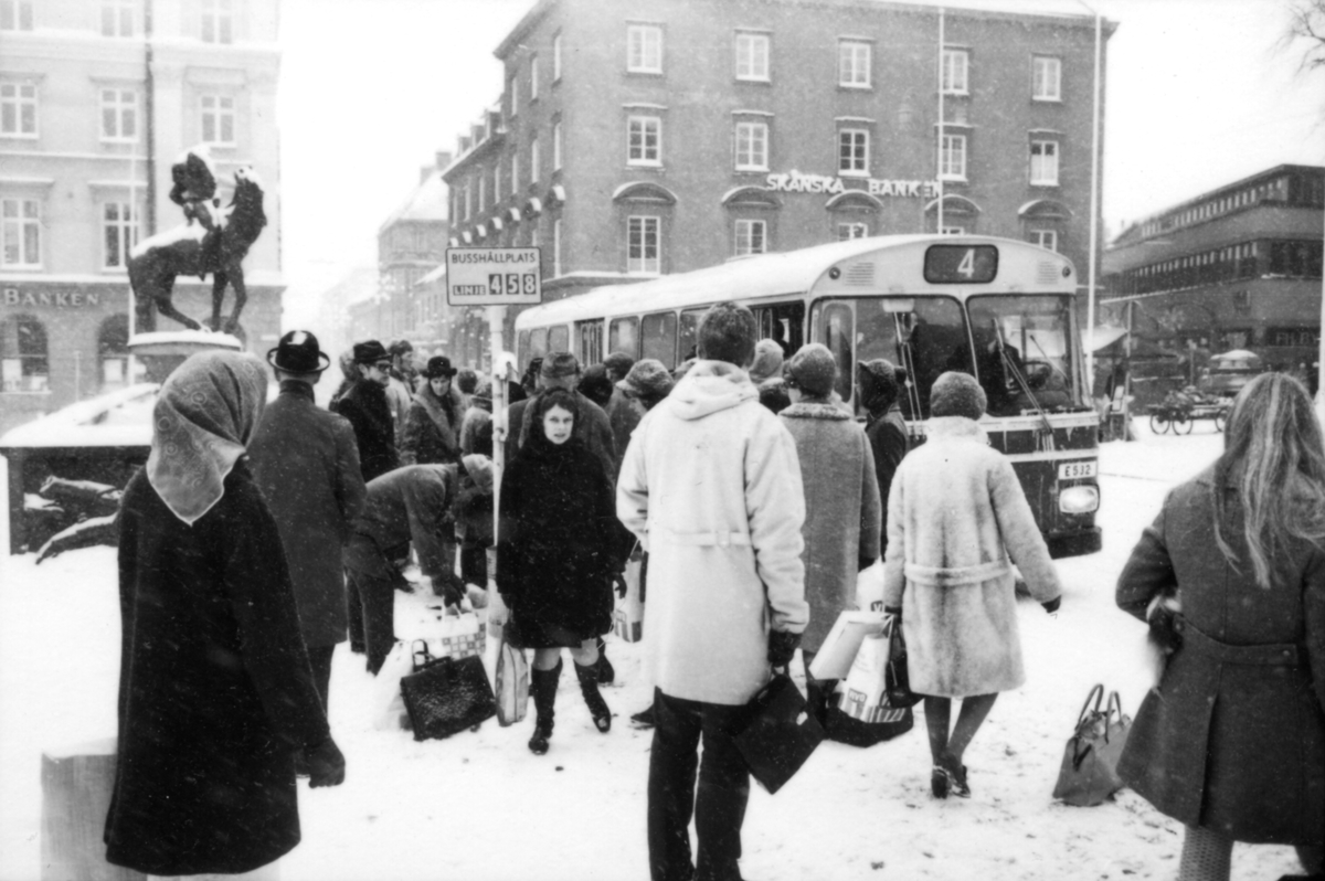 Orig. text: Vinterväghållning. Busshållplatsen (linje 458) vid ...