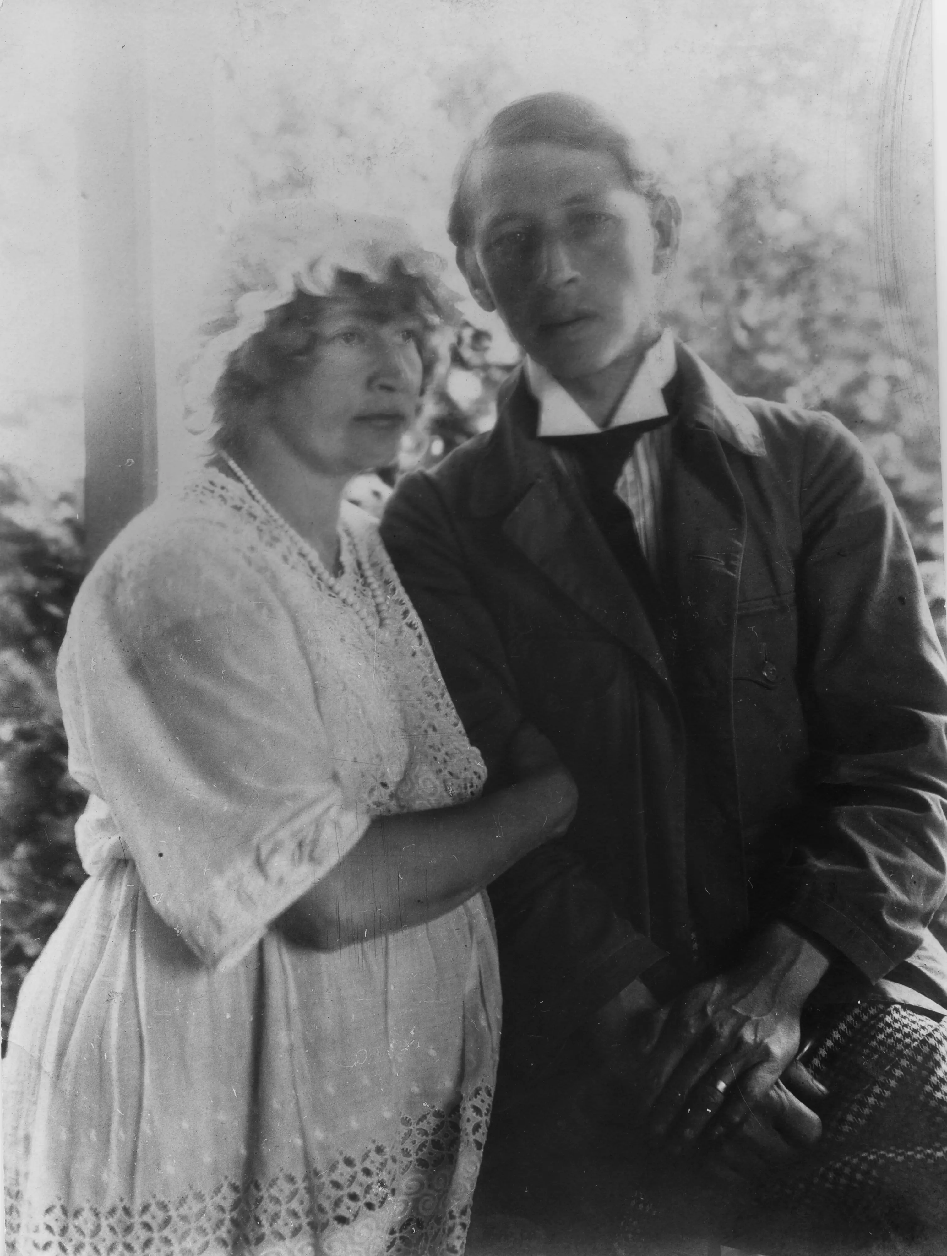 John och Ester Bauer på Björkudden utanför Gränna. Ester är gravid med ...