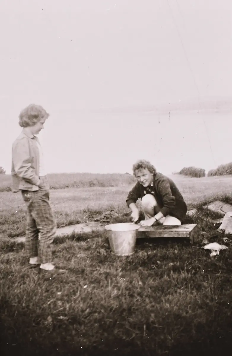 Ann Brynhild Karlsen f.1951 og Anne Elise Isaksen f.1945, Lanes i ...