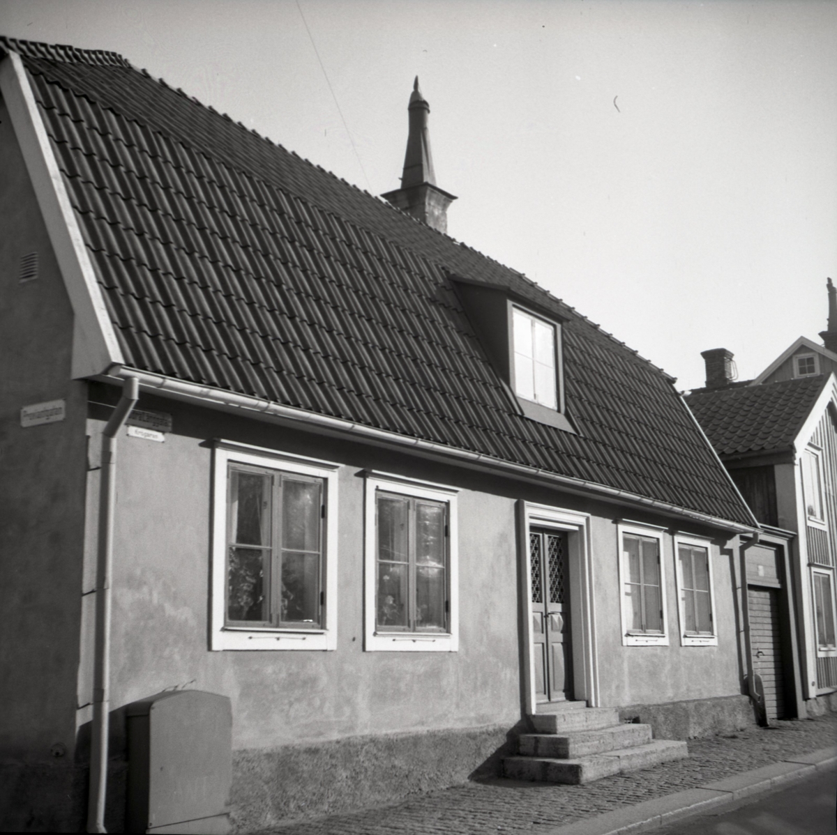 Bostadshus med putsad fasad valmtak och fritrappa. - Kalmar läns museum ...