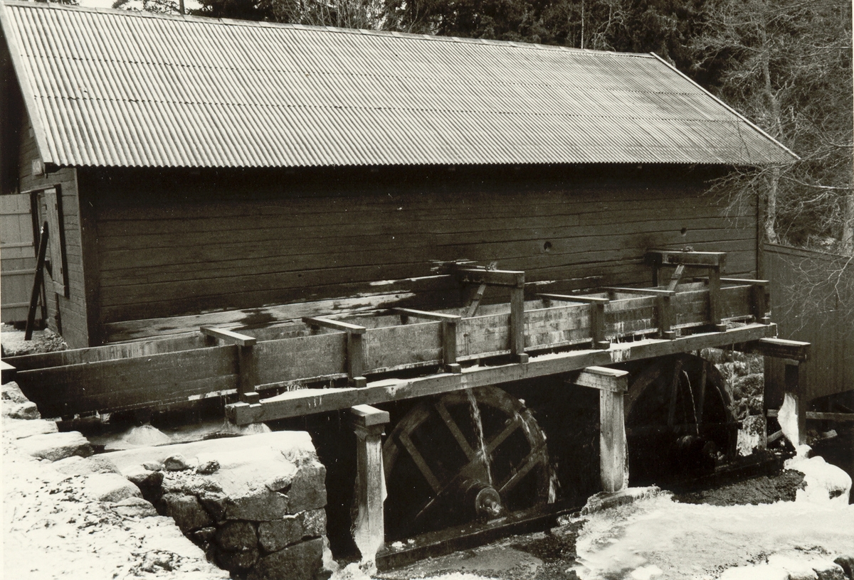 Stensfors kvarn. Kvarnbyggnaden med vattenränna och -hjul efter ...