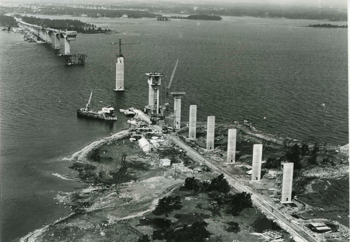 Vy från byggandet av Ölandsbron med Skallöarna i bildens framkant och ...